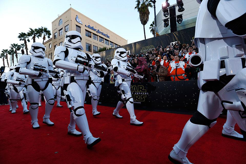 A blockbuster awakens: 'Star Wars' back on big screen | GMA News Online