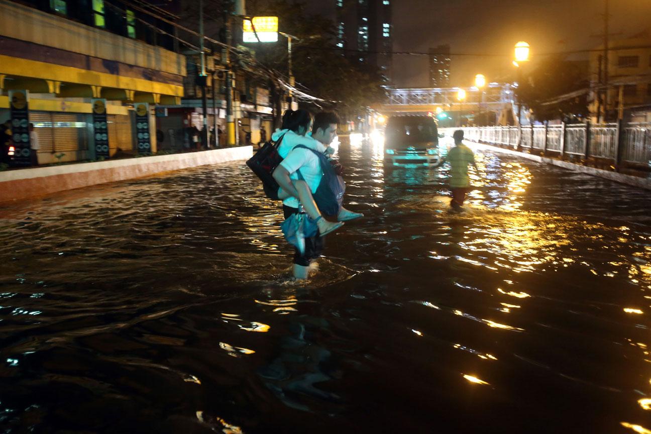 Floods hit Cavite, Laguna towns | GMA News Online