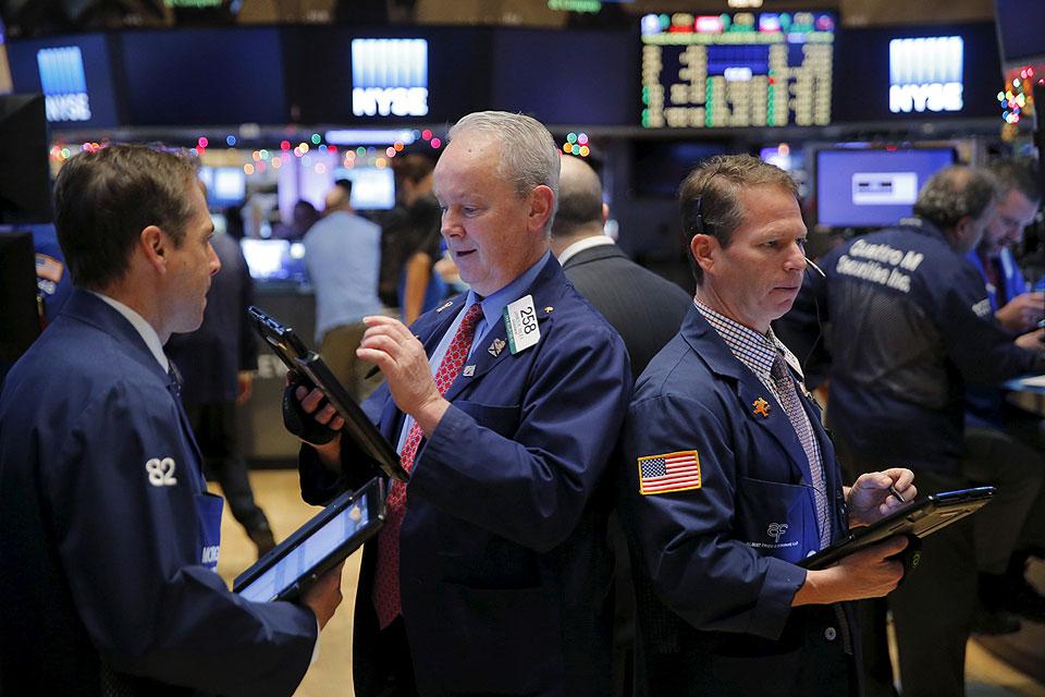 NYSE traders work on last trading day of 2015 | Photos | GMA News Online