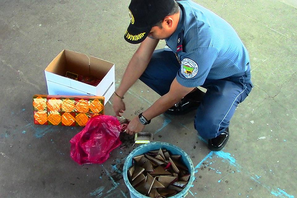 Albay PNP destroys seized firecrackers | Photos | GMA News Online