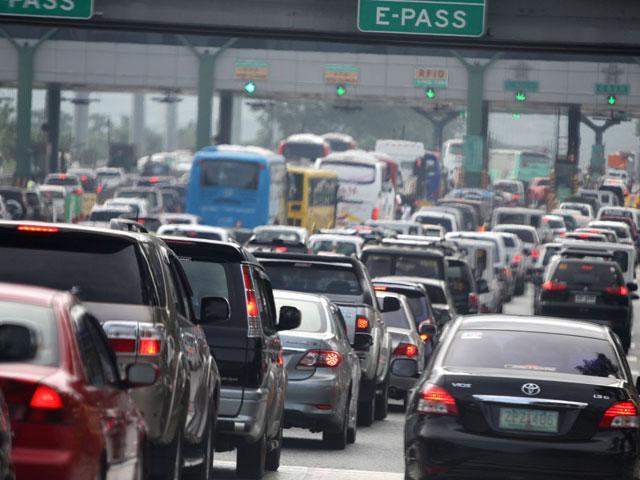 Employee killed, another injured as truck crashes into SLEX vehicle ...