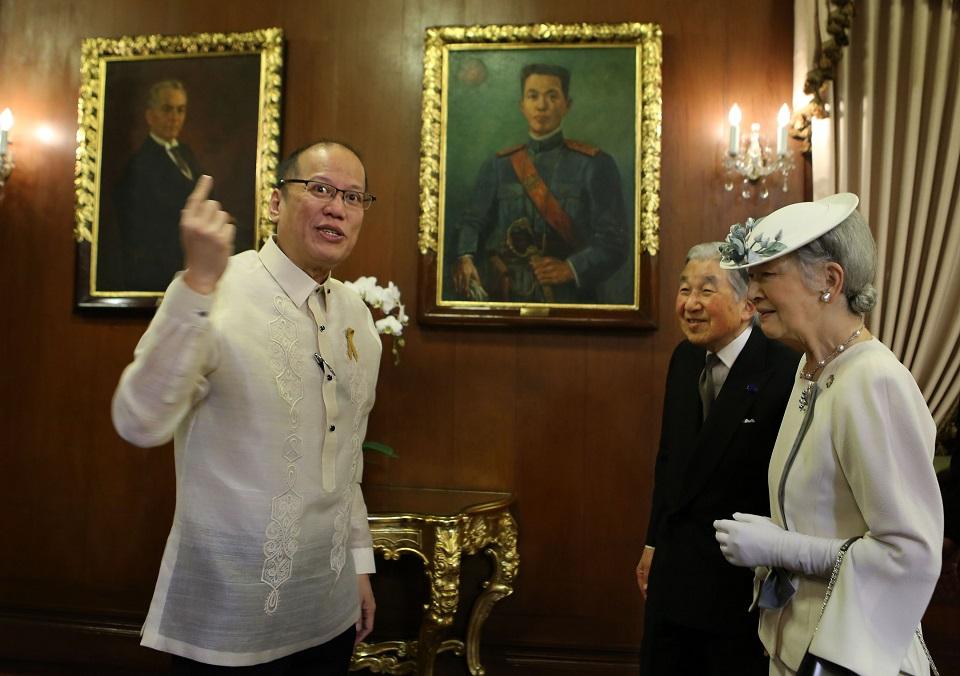Emperor and Empress honor Filipino heroes and visit Malacañang | GMA ...