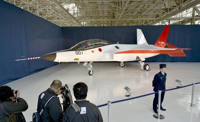 Japan unveils first stealth fighter jet | GMA News Online