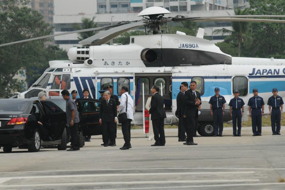 Japan royals alight chopper | Photos | GMA News Online