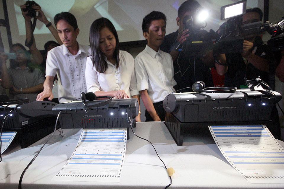 Comelec demos 2016 automated voting machines' features | GMA News Online