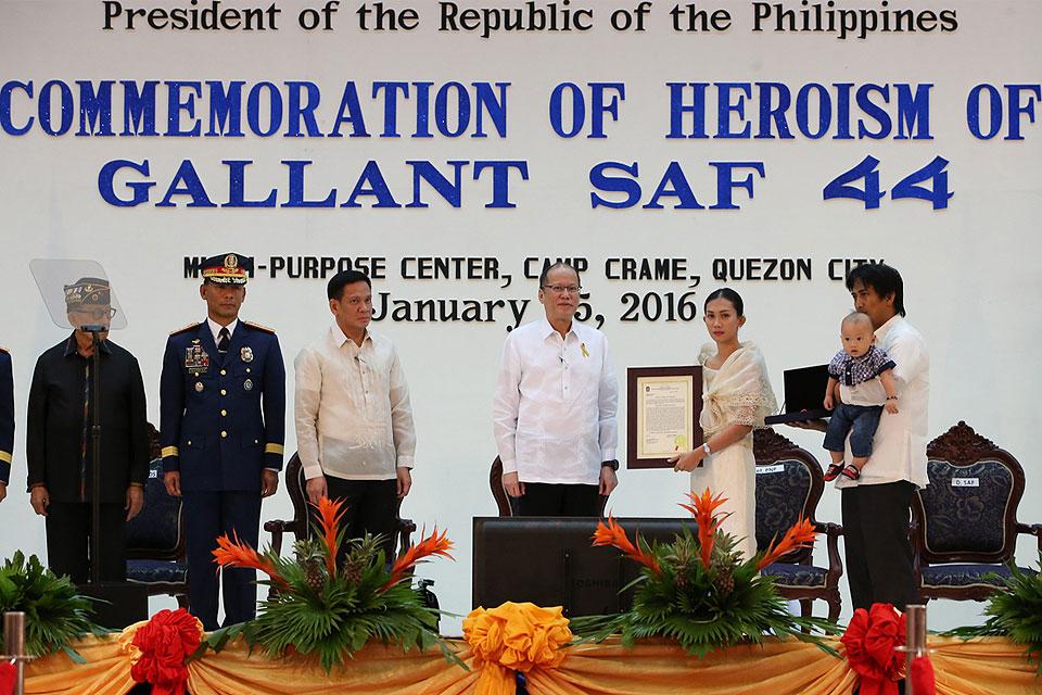 PNoy posthumoustly awards PNP Medal of Valor to C/Insp. Gednat Tabdi ...
