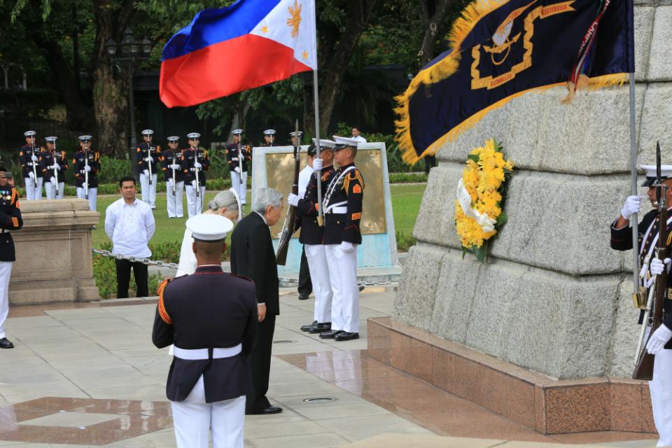 Japan's emperor pays respects to Jose Rizal | Photos | GMA News Online