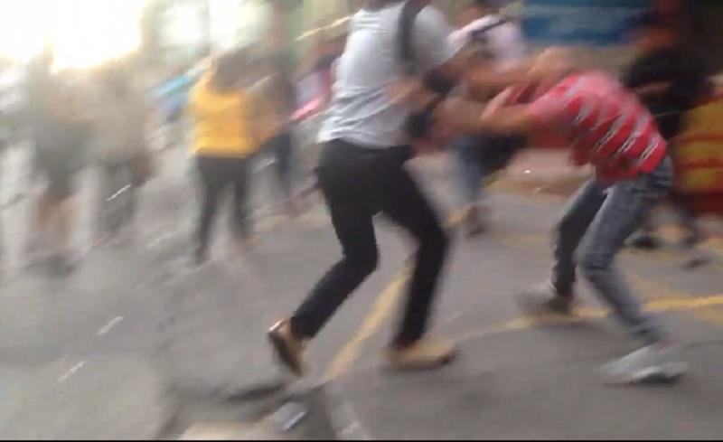 Men get into fistfight after MRT ops stall | GMA News Online