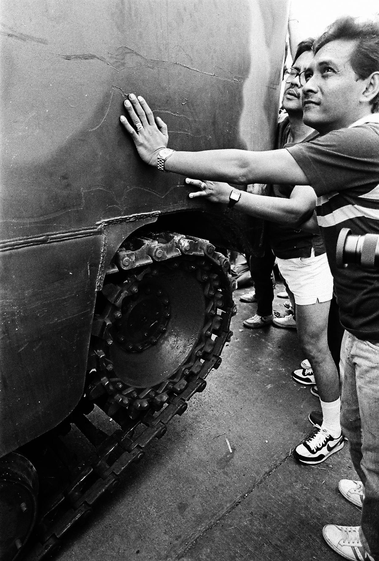 Stopping the tanks | Photos | GMA News Online