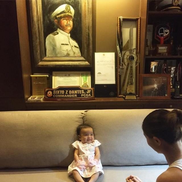 Dingdong shares first public photo of Baby Zia smiling