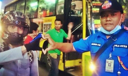 Take a V-Day selfie with an MMDA traffic constable, win a prize | GMA ...