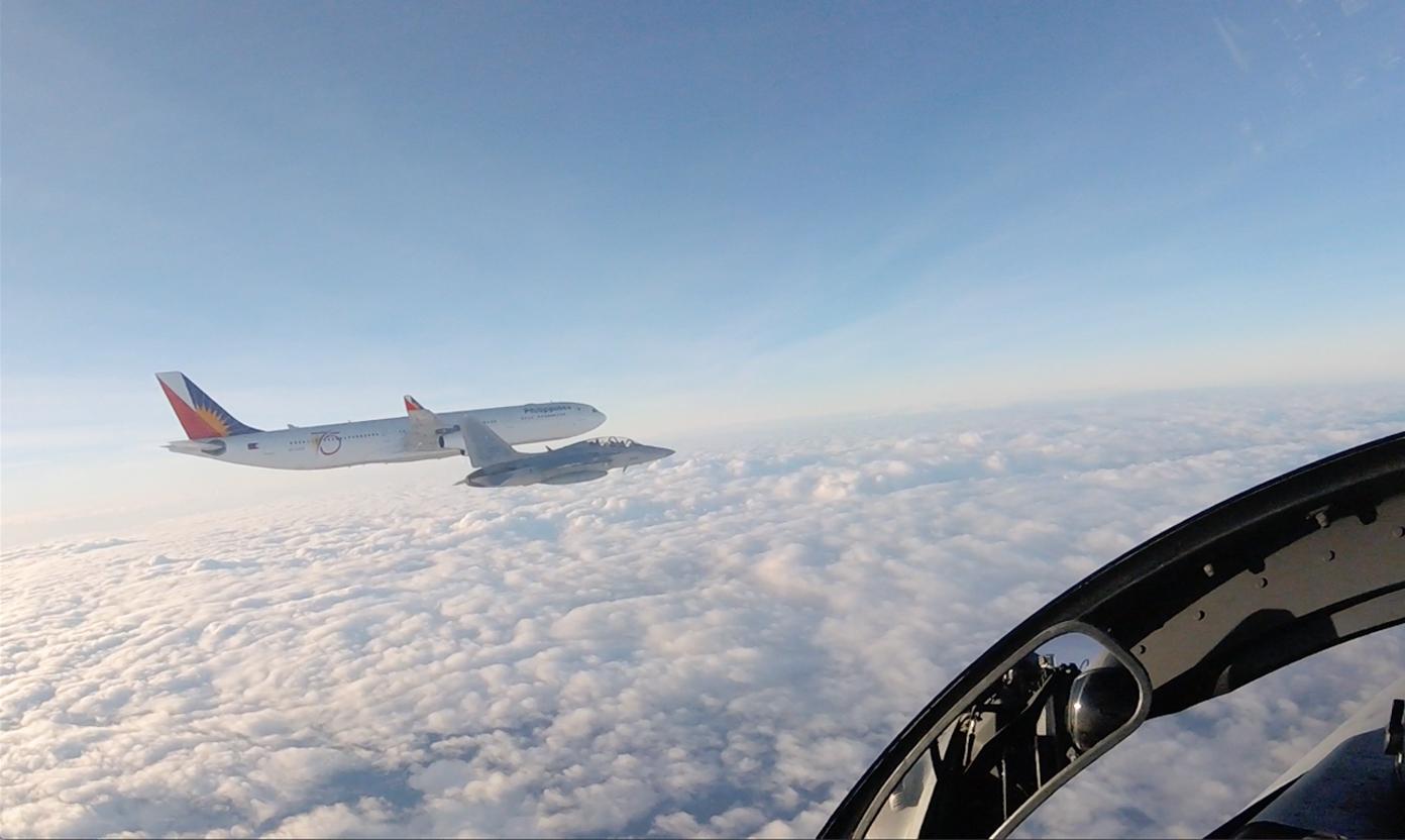 Pilot takes photo of PNoy’s plane as fighter jets escort president ...