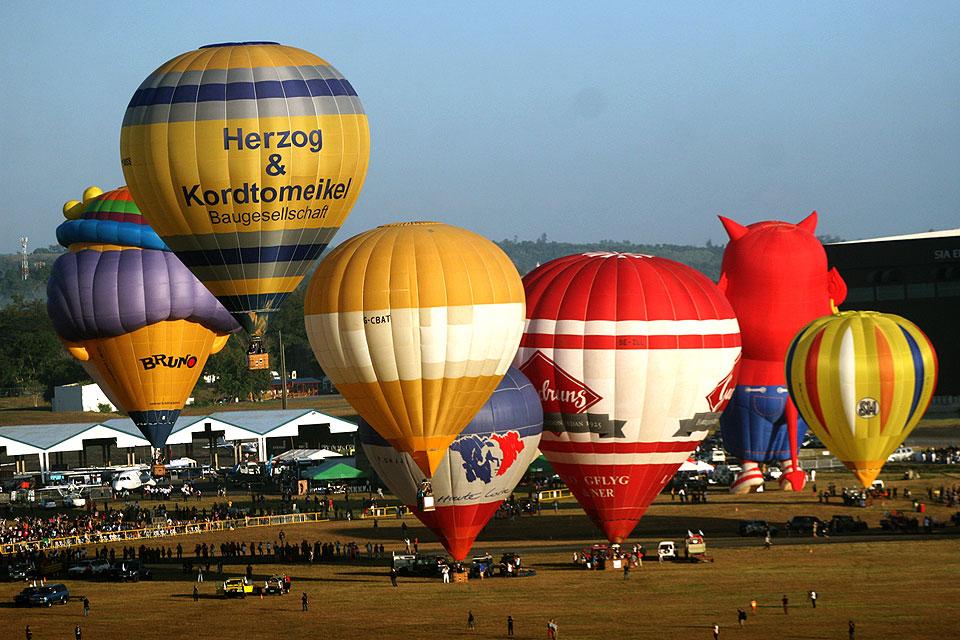 Isang romantiko nagpropose ng kasal sa nobya sa kalagitnaan ng Hot Air ...