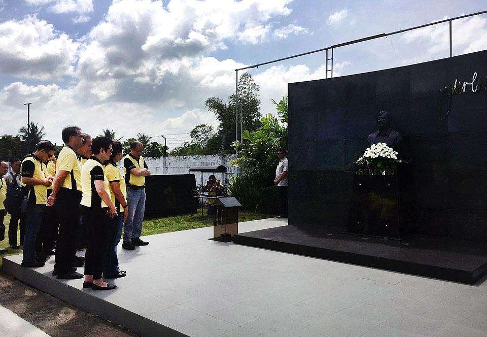 PNoy, Mar, Leni visit Jesse Robredo's tomb in Naga | Photos | GMA News ...