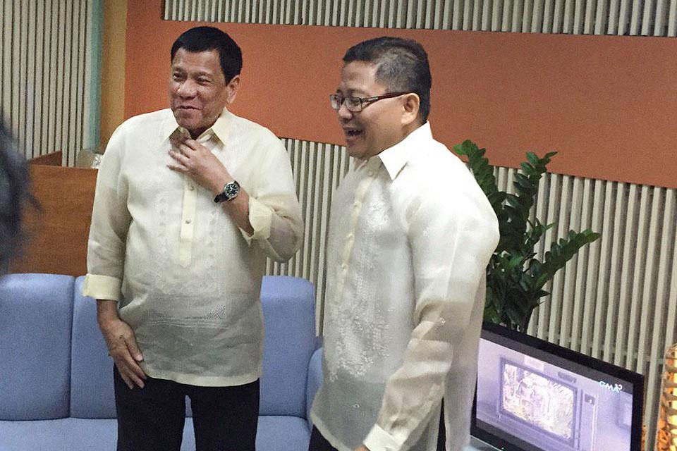Duterte at PiliPinas Debate 2016 holding room | Photos | GMA News Online