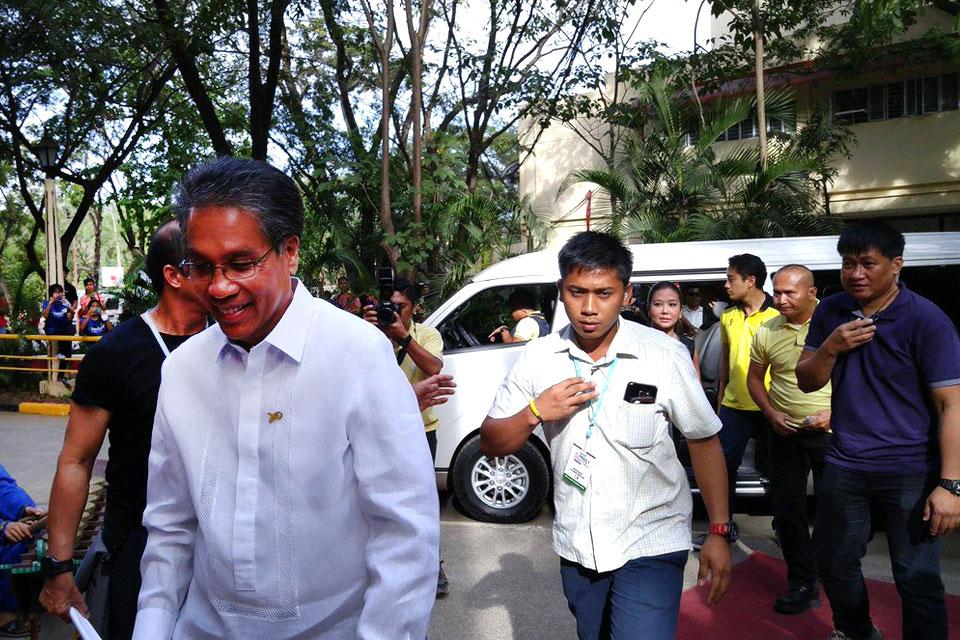 Roxas takes swipe at opponents at start of PiliPinas Debates 2016 | GMA ...