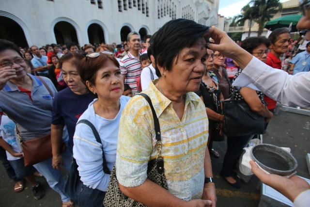 Pinoy Catholics welcome Lent with Ash Wednesday rites | Photos | GMA ...