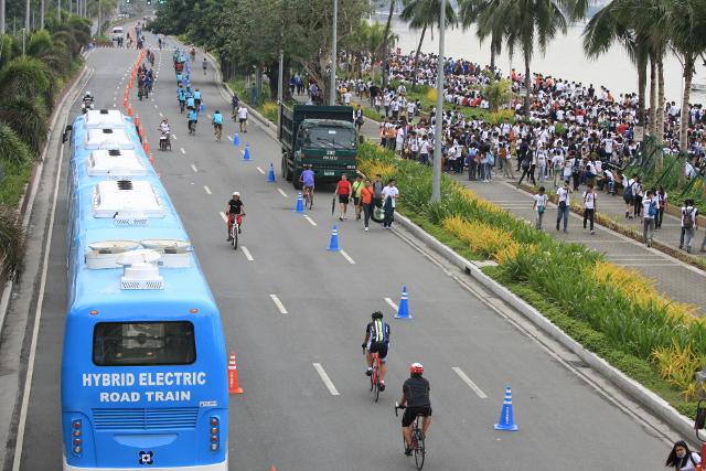 Hybrid electric road train rolls on Roxas Boulevard | Photos | GMA News ...