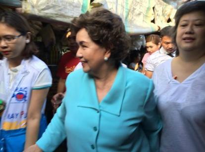 Susan Roces goes to market in La Paz, Iloilo for daughter Grace Poe ...