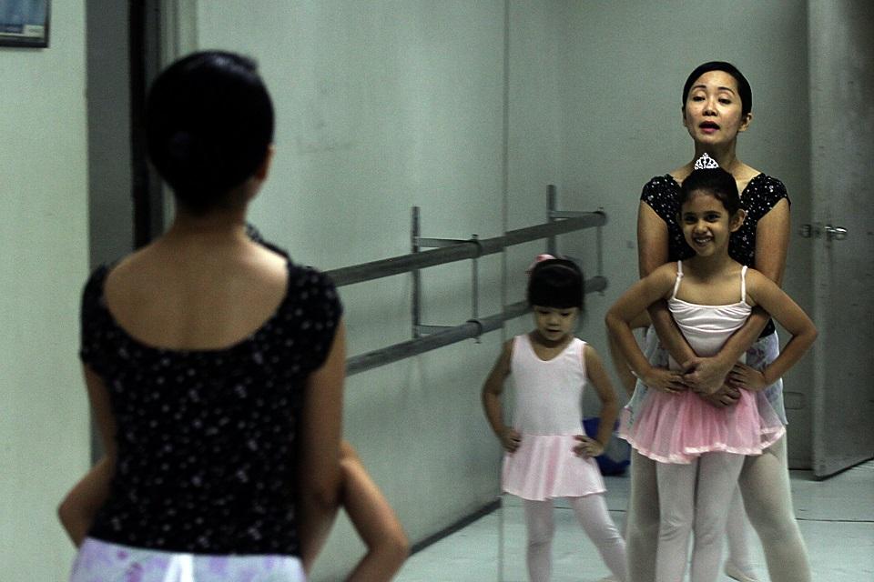 Soaring high in tutus: Kids learn dance at Ballet Philippines | GMA ...