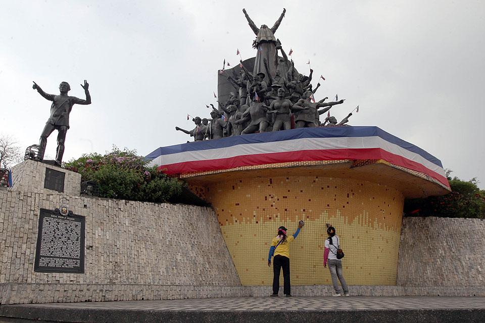 MMDA removes "Marcos pa rin!" graffiti on People Power Monument ...