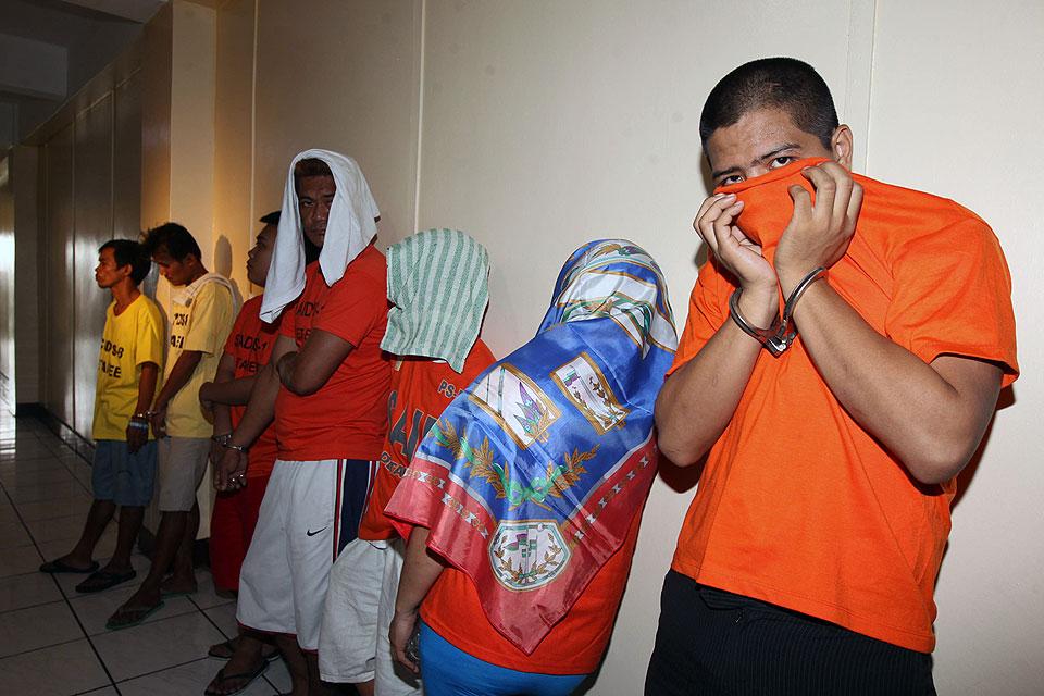 QCPD busts gun-running syndicate | Photos | GMA News Online