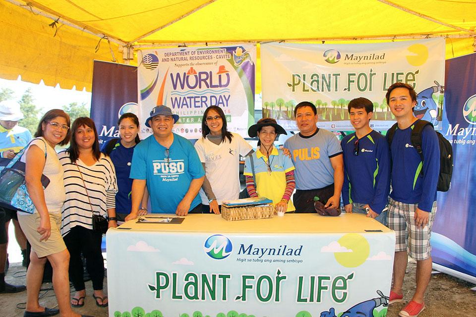 GMA employees plant mangrove propagules along Kawit coastline | Photos ...