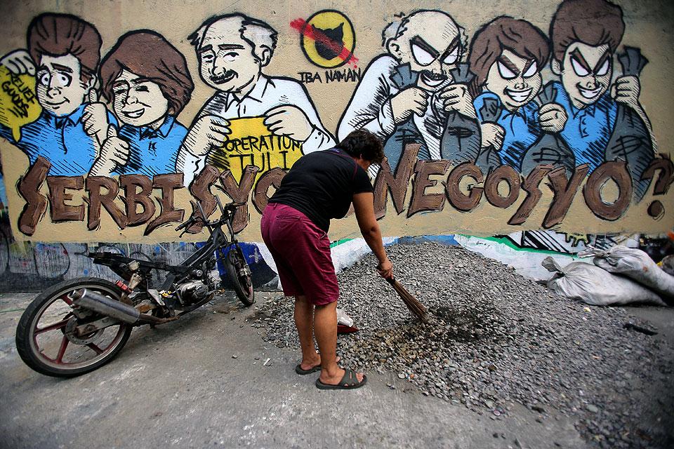 Manila graffiti warns of 'trapos' | Photos | GMA News Online