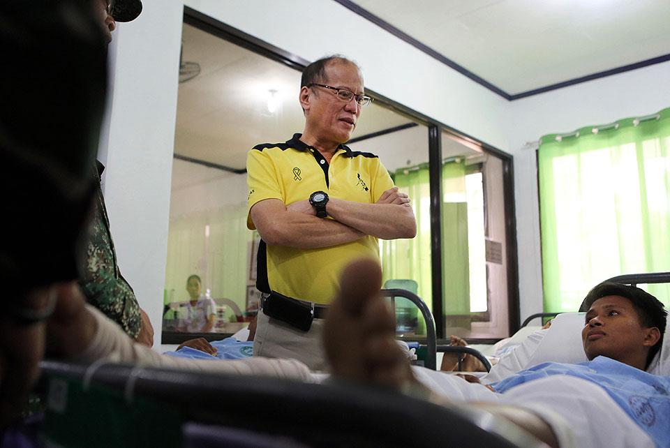 PNoy visits wounded soldiers in Zambo hospital | Photos | GMA News Online