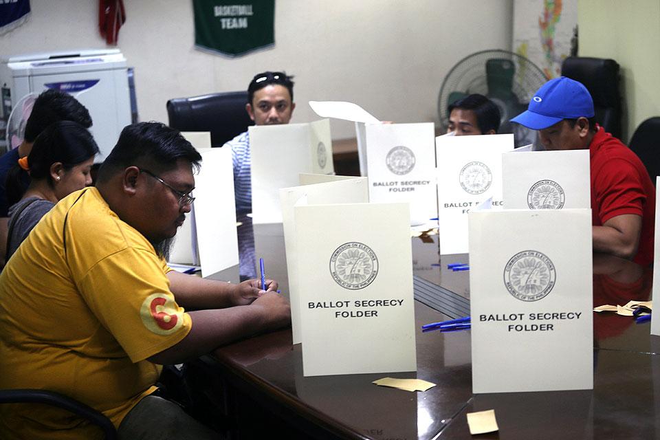 Comelec chief says ‘kodigo’ allowed in voting precincts | GMA News Online