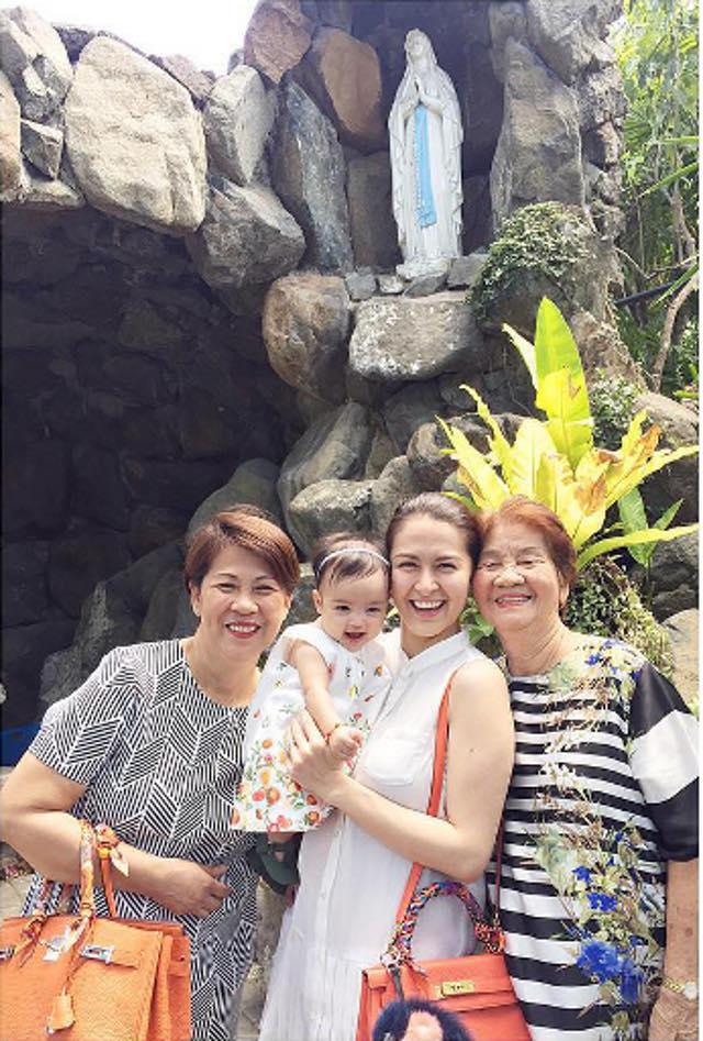 Baby Zia hangs out with the ladies of her family | GMA News Online