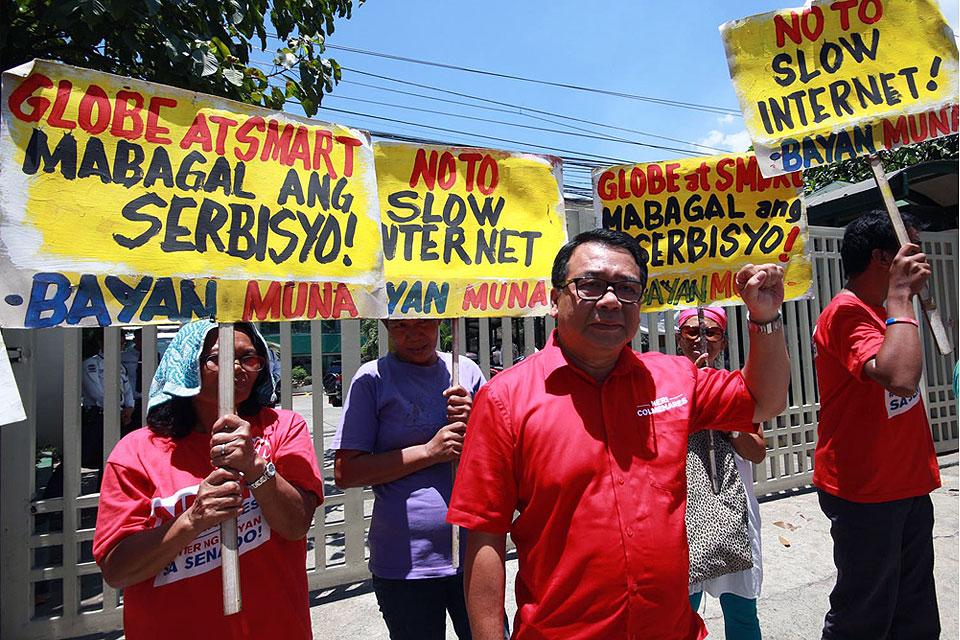 Neri Colmenares leads protest vs. slow internet | Photos | GMA News Online