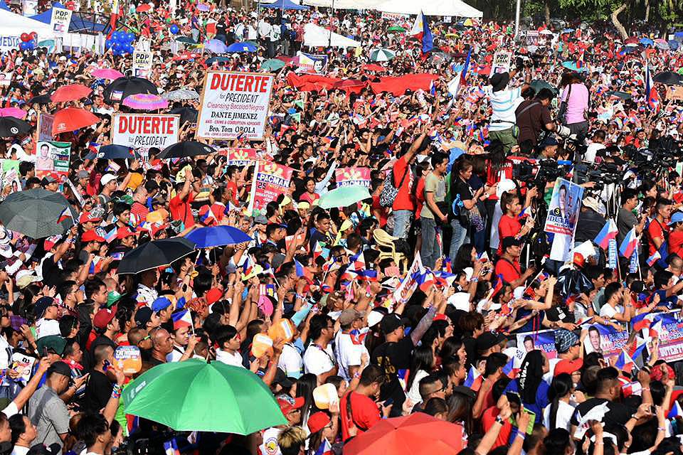 Duterte supporters fill Luneta miting de avance | Photos | GMA News Online