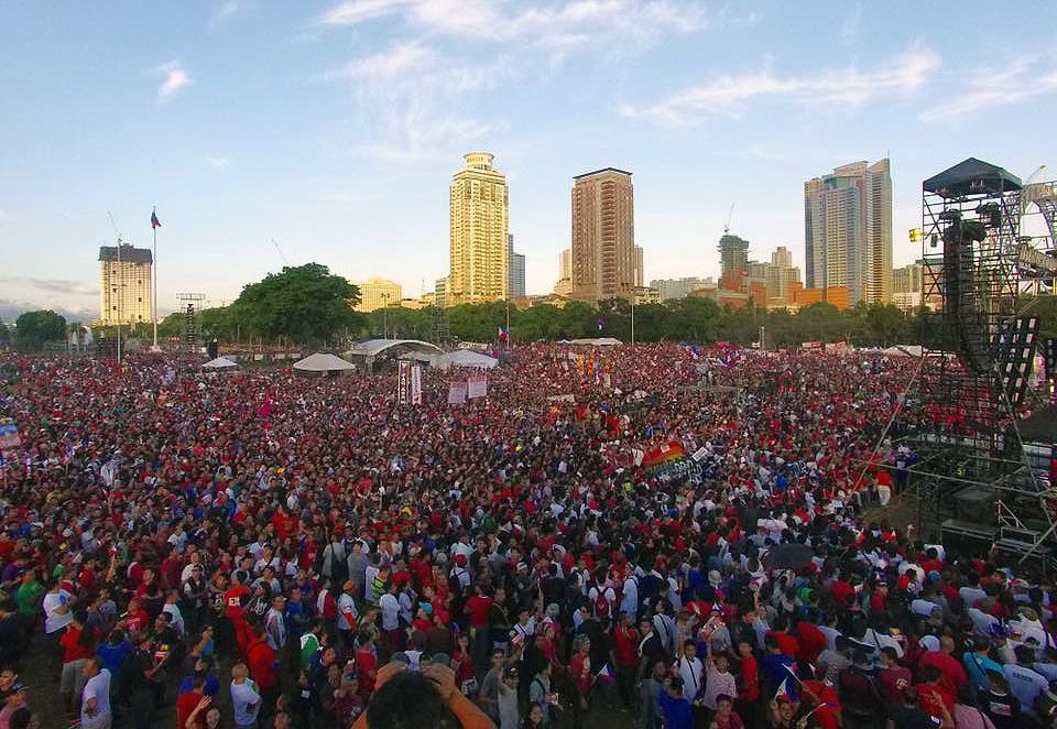 Thousands of Duterte supporters converge in Luneta for final rally ...