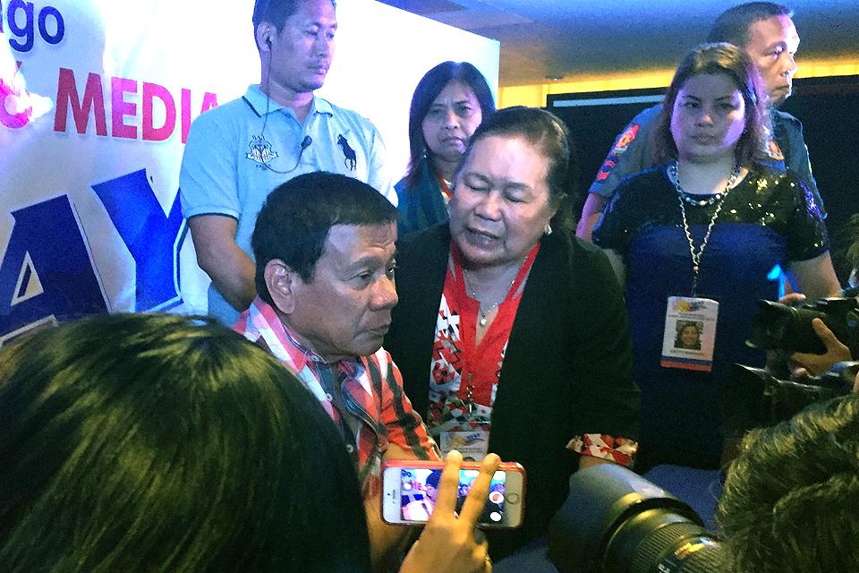 Duterte extends hand of healing to opponents | Photos | GMA News Online