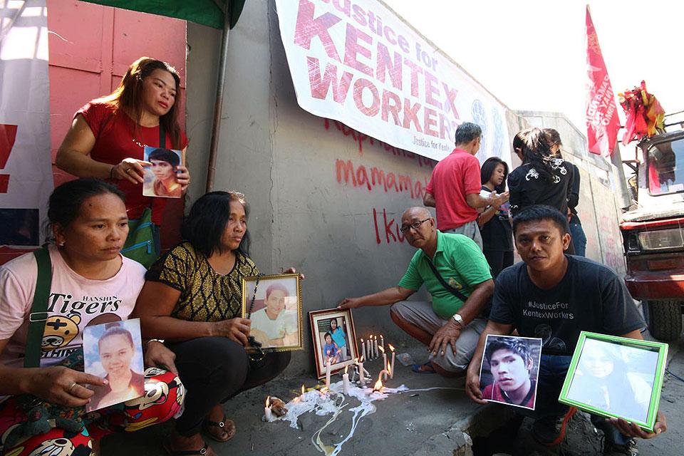 Relatives mark 1st anniversary of Kentex fire | Photos | GMA News Online