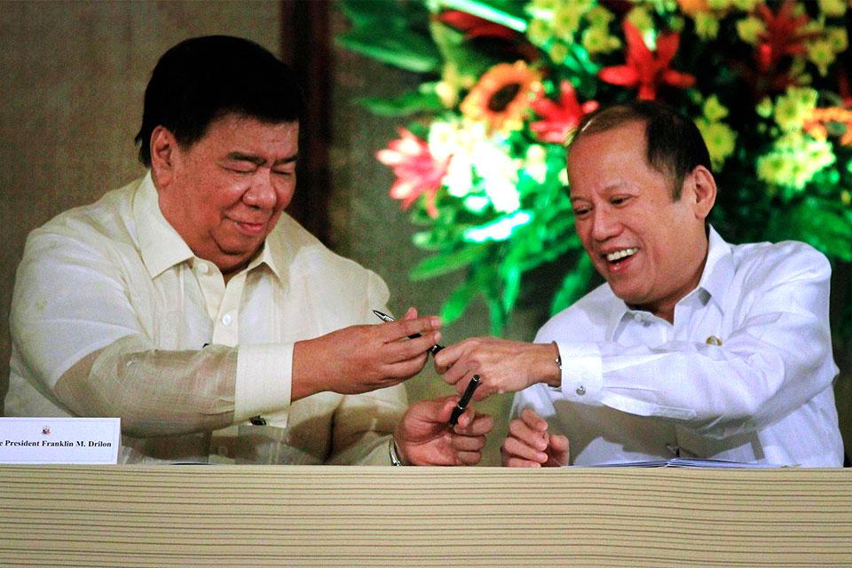 PNoy signs into law RA 10821 | Photos | GMA News Online