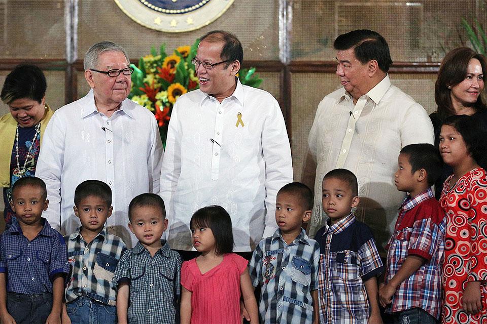 PNoy signs into law RA 10821 | Photos | GMA News Online