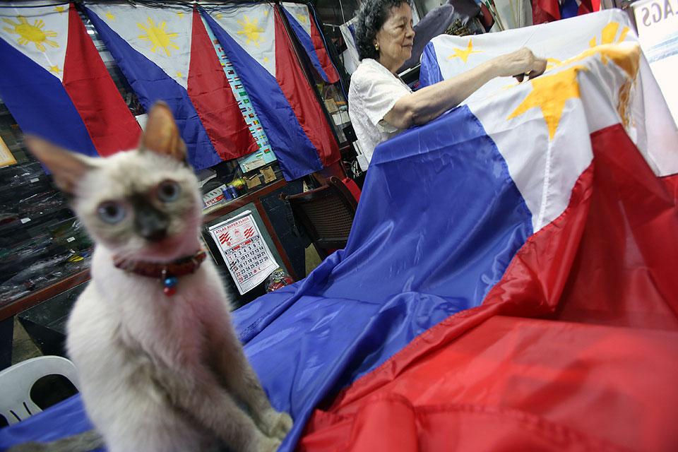 4 generations of flag-making | Photos | GMA News Online