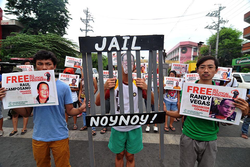 Aquino at Abad, sinampahan ng reklamo dahil sa DAP | GMA News Online Aquino at Abad, sinampahan ng reklamo dahil sa DAP | GMA News Online
