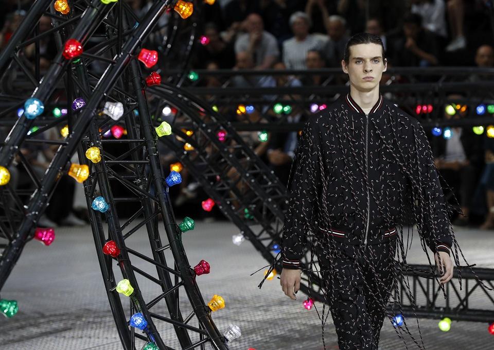 Dior, Givenchy, Kenzo tough guys hot on Paris catwalk | GMA News Online