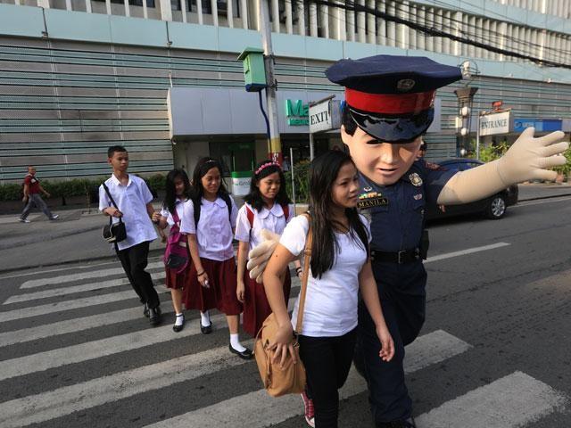 Cops assist, secure students in first day of school | GMA News Online
