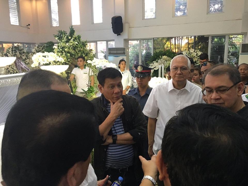 Duterte attends wake of Bataan vice governor-elect | GMA News Online