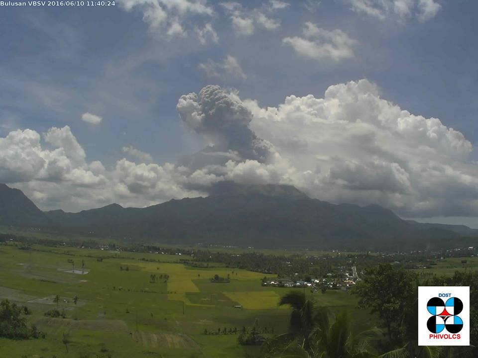 Mount Bulusan erupts Friday morning | GMA News Online