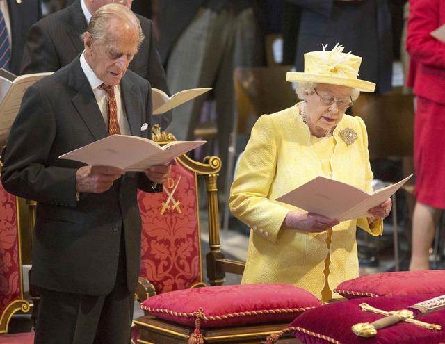 Britain's Queen Elizabeth resumes duties as she recovers from cold ...