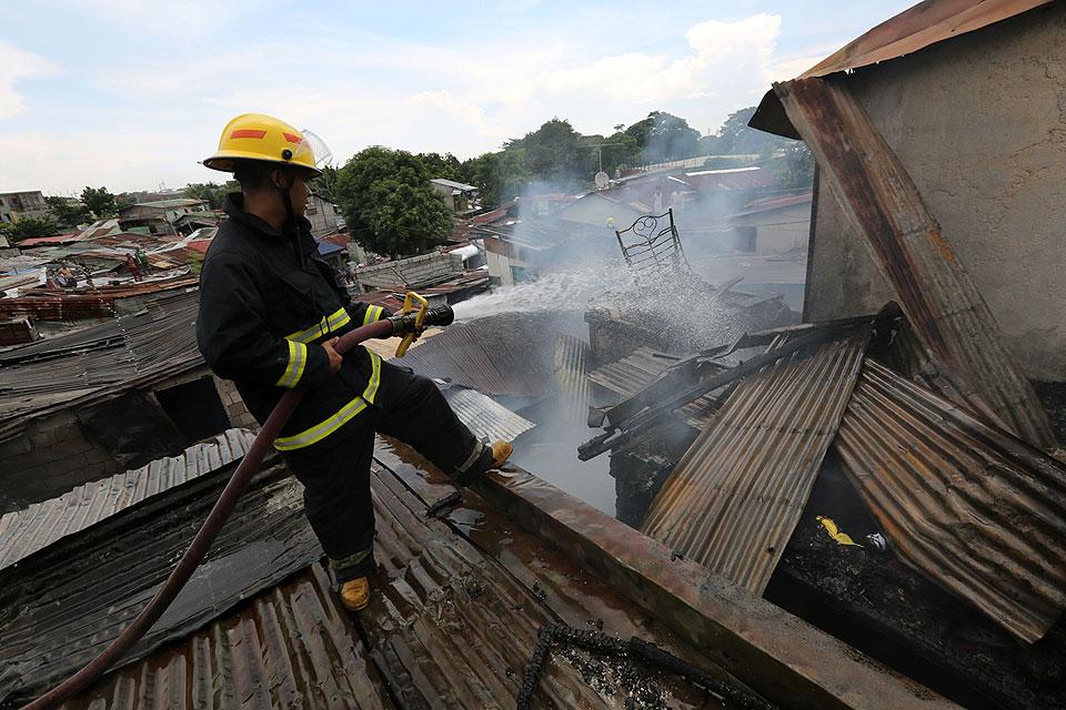 QC fire razes several homes | Photos | GMA News Online