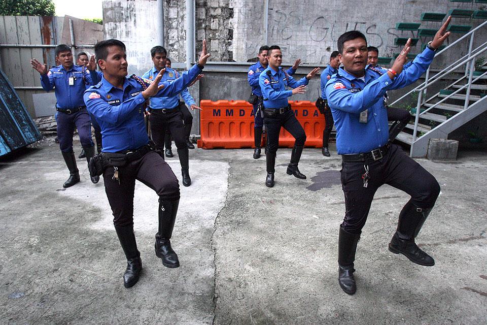 MMDA prepares dance number for school opening | Photos | GMA News Online