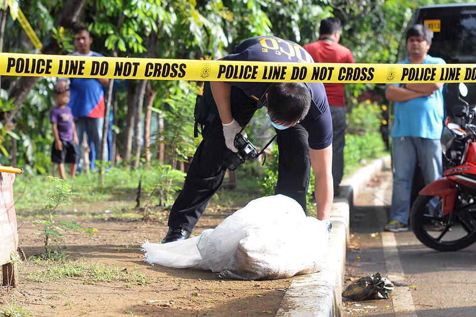 Sack containing body parts found near Senate | Photos | GMA News Online