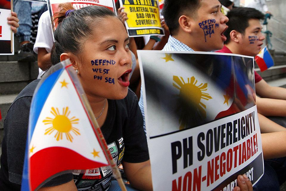 Akbayan tells China to leave disputed islands | Photos | GMA News Online