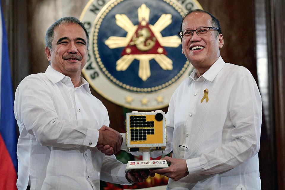PNoy receives Diwata-1 replica | Photos | GMA News Online